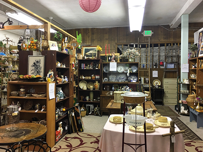 Dinner party, anyone? This table setting is ready to host a feast fit for a 1950s sitcom family. Just don't expect any avocado toast here!