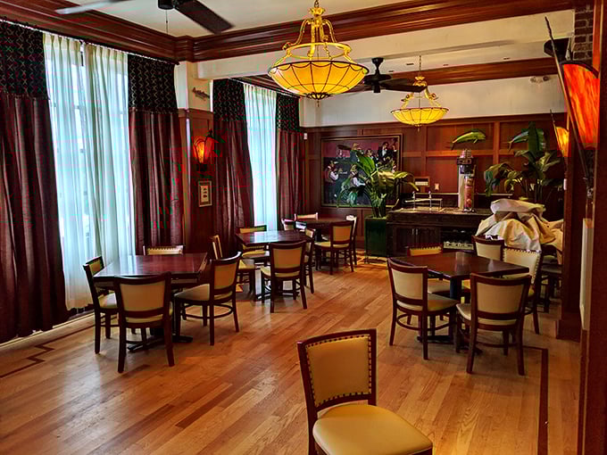 Dine like maritime royalty in this elegant space. With warm lighting and cozy booths, it's the perfect spot for your next seafood soir&eacute;e.