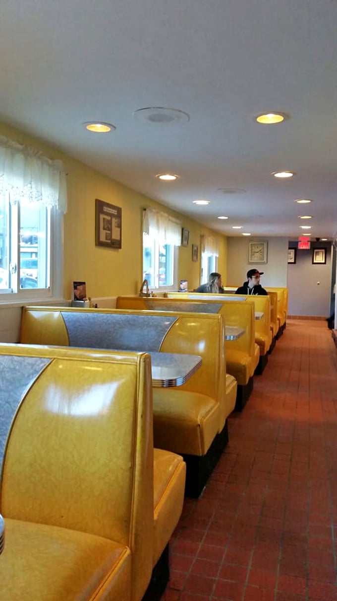 Welcome to the yellow brick road of diners. Follow it to the land of Oz-some breakfasts and bottomless coffee.