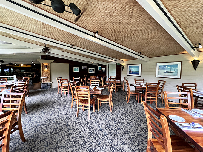 Island chic meets cozy comfort! This dining area proves you can have your cake and eat it too &ndash; in style, with a view.