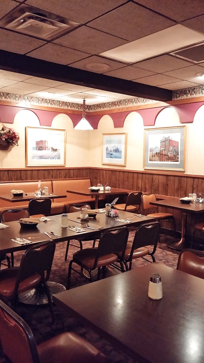 Cozy booths and warm lighting: the perfect recipe for turning strangers into friends. Pass the bread and the conversation, please!