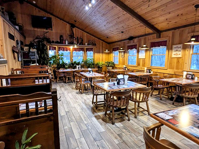 Cozy cabin vibes meet finger-lickin' goodness. It's like dining in your cool uncle's tricked-out treehouse.