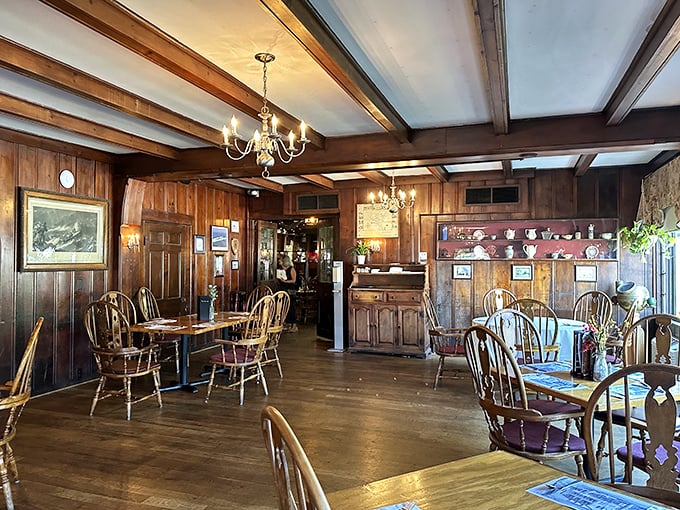 Rustic charm meets coastal cool! This dining area feels like a warm hug from your favorite seafaring grandpa.
