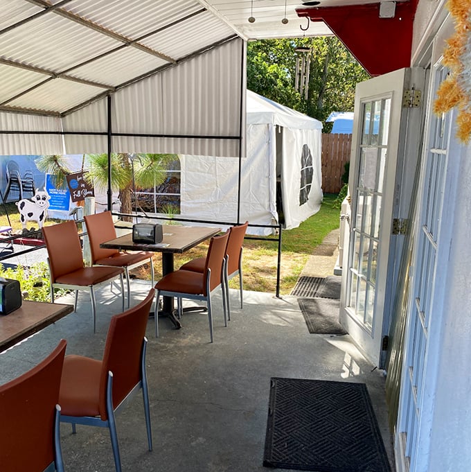 Alfresco feast, anyone? Henri's outdoor seating area is perfect for enjoying your BBQ with a side of fresh air and good vibes.