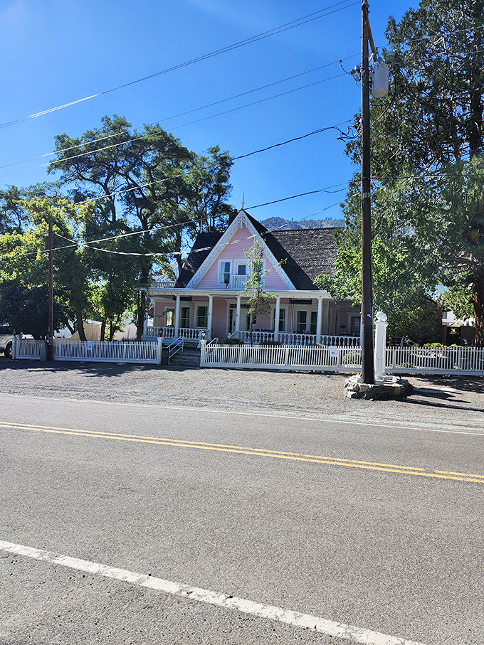 The Pink House: Where Victorian charm meets culinary delight. It's like Downton Abbey, but with better desserts!