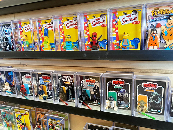 Nostalgia overload! Simpsons meet Star Wars in this collector's cornucopia. Your inner child just hit the jackpot, my friends.