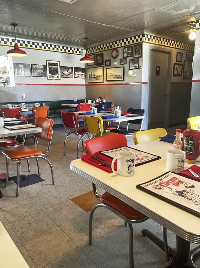 Retro vibes so strong, you'll check your phone and wonder why it's not a rotary dial. Welcome to breakfast bliss!