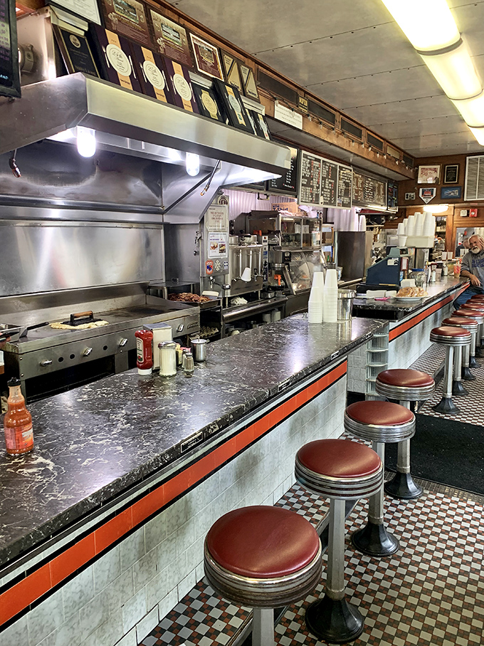 Where magic happens! Watch skilled short-order cooks perform culinary acrobatics on this well-seasoned grill &ndash; no safety net required.