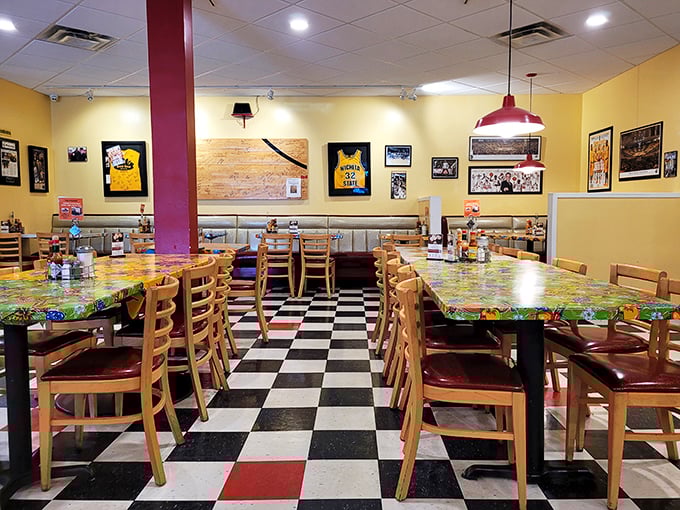 Diner paradise found! With its sunny yellow walls and eclectic decor, this interior is like a warm embrace from your coolest aunt &ndash; the one who always has the best stories and the tastiest treats.