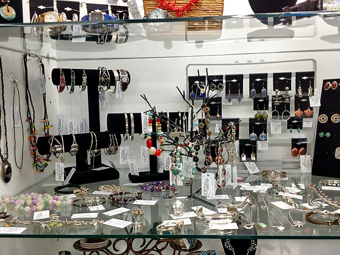 Sparkle and shine! This jewelry case is a treasure trove that would make a magpie swoon. Time to channel your inner Elizabeth Taylor!