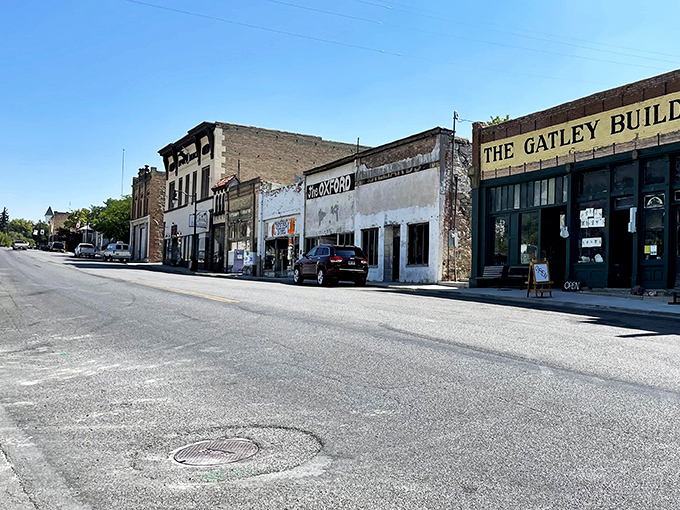 The Gatley Building: Eureka's crown jewel. It's like someone took a Victorian masterpiece and dropped it in the Wild West. Architectural fusion at its finest!