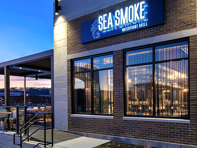 Sleek and chic meets fins and fins! Sea Smoke offers waterfront dining with a side of sophisticated maritime flair.