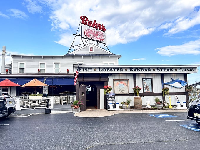 Where the view competes with the food for your attention. At Bahrs, every meal comes with a side of 'wow!'