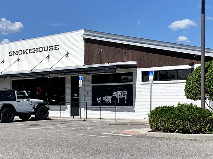 The white-brick exterior of 4 Rivers Smokehouse stands like a beacon of barbecue hope in Winter Park, promising smoky salvation within those unassuming walls.