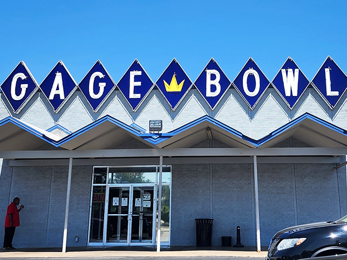 1 this old fashioned bowling alley in kansas will transport you straight to the 1960s
