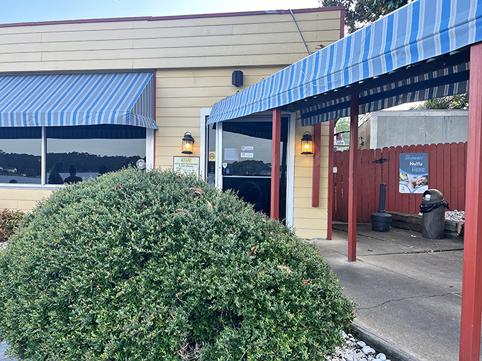 Where boats and appetites dock with equal enthusiasm. The yellow-sided Fisherman's Wharf sits proudly on Lake Hamilton, welcoming seafood lovers by land and water.