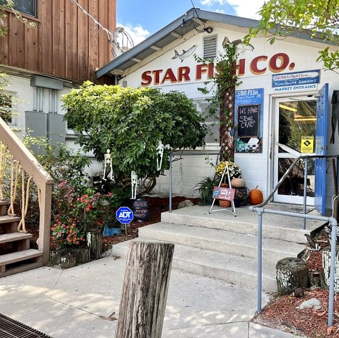 The unassuming entrance to Star Fish Company promises no frills, just thrills for your taste buds. Old Florida authenticity at its finest.