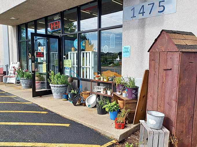 The unassuming exterior of Originals Mall of Antiques in Oshkosh – where Wisconsin's most fascinating time capsule hides in plain sight.