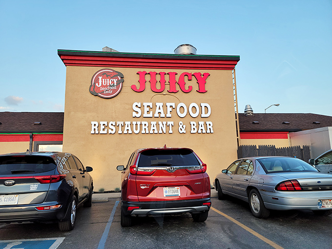 The red-trimmed exterior stands like a beacon of seafood hope in landlocked Indiana. Who needs an ocean when you've got this Beech Grove treasure?
