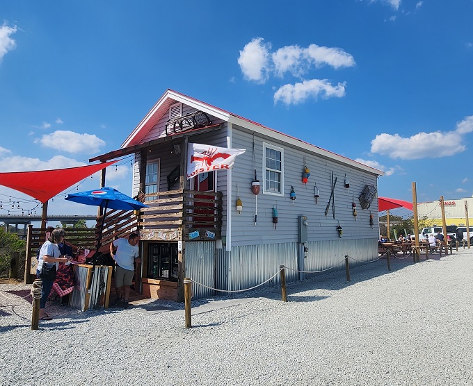 The unassuming exterior of Maine Lobstah Shack proves once again that coastal culinary treasures often hide in the simplest packages.