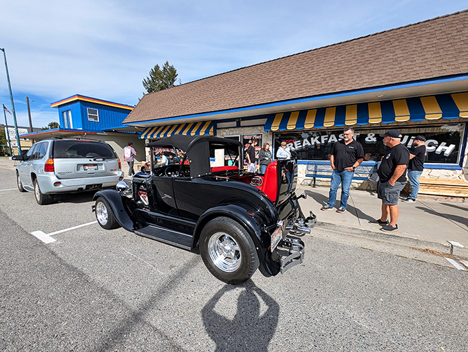 The blue and yellow awning beckons like a lighthouse for the breakfast-starved. This isn't just a diner—it's a morning sanctuary.
