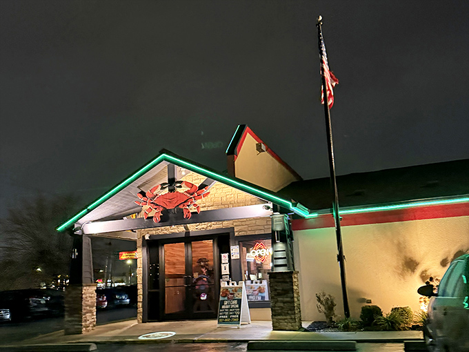 The red-trimmed exterior stands like a beacon of seafood hope in landlocked Indiana. Who needs an ocean when you've got this Beech Grove treasure?