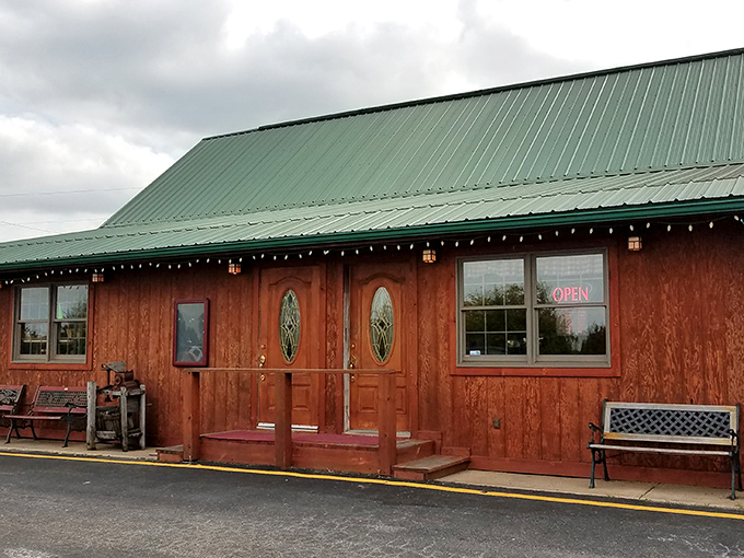 The red-stained timber exterior of Rustic Oak beckons like a carnivore's lighthouse in rural Missouri&mdash;rustic benches inviting you to sit a spell before the feast begins.