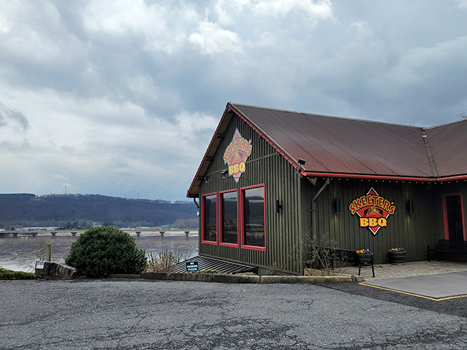 The unassuming exterior of Skeeter's BBQ hides culinary treasures within, like a smoky speakeasy that trades in brisket instead of bourbon.