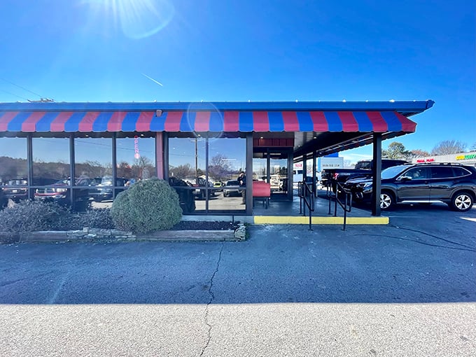 The red and blue striped awning of Bulldog Restaurant stands like a culinary lighthouse on Highway 167, beckoning hungry travelers with its no-nonsense charm.