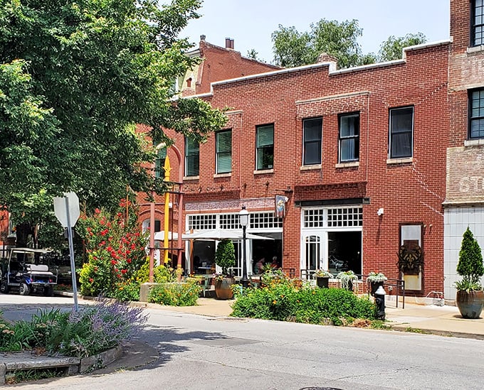 The historic brick fa&ccedil;ade of Peacemaker beckons seafood lovers to Benton Park, where coastal dreams come true in landlocked Missouri.
