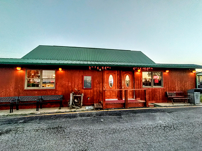 The red-stained timber exterior of Rustic Oak beckons like a carnivore's lighthouse in rural Missouri&mdash;rustic benches inviting you to sit a spell before the feast begins.