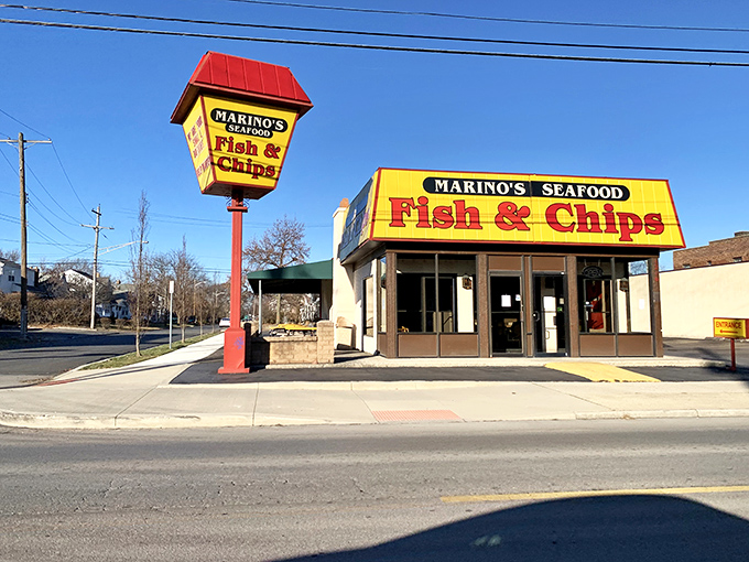 That sunshine-yellow exterior isn't just a building—it's a beacon of deep-fried hope for seafood lovers stranded in landlocked Ohio.