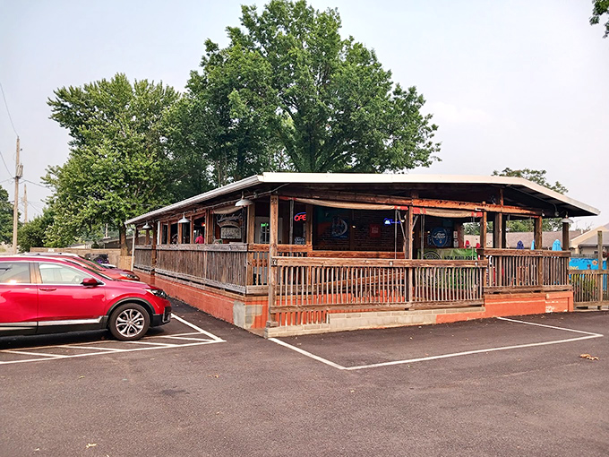 The unassuming exterior of Eadie's Fish House proves once again that the best seafood joints often hide in plain sight, like culinary speakeasies of the Midwest. 