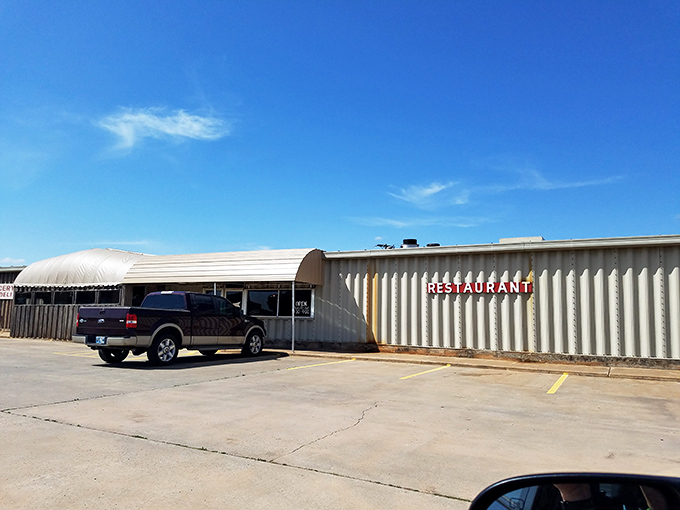 The unassuming exterior of Ken's Steak and Ribs proves once again that culinary treasures often hide in plain sight across rural America.