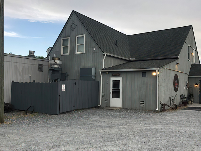 The unassuming exterior of New London Steak House proves once again that culinary treasures often hide in plain sight.