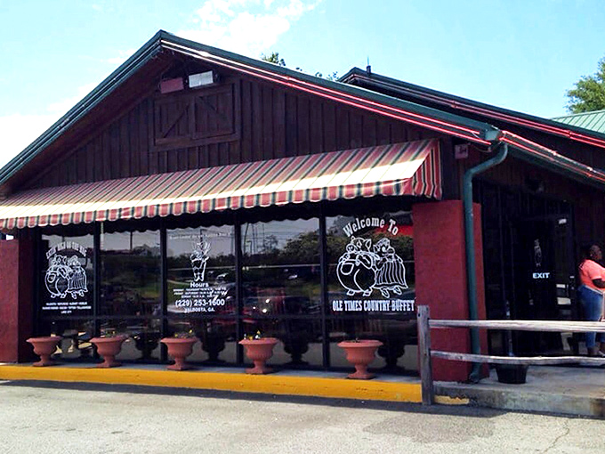 The rustic wooden exterior of Ole Times Country Buffet beckons like a siren song to hungry travelers. That "Fresh Mullet & Catfish" sign isn't just advertising—it's a promise.