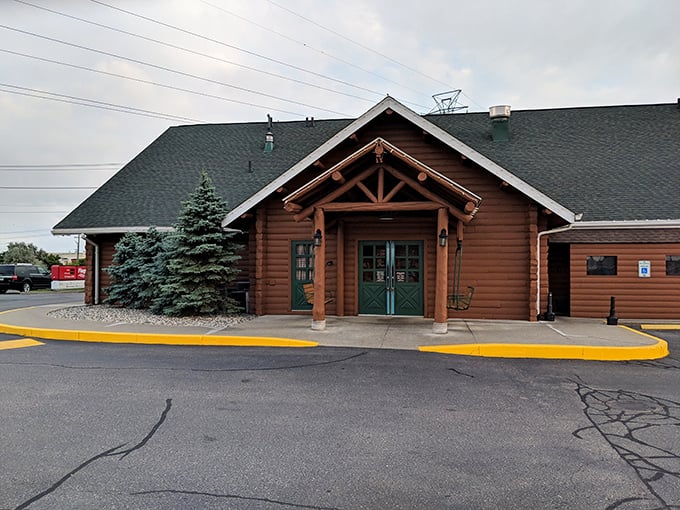 The rustic lodge-like exterior of Aspen Restaurant welcomes hungry travelers with its wooden fa&ccedil;ade and hanging plants, like a cozy mountain retreat transplanted to Macomb.