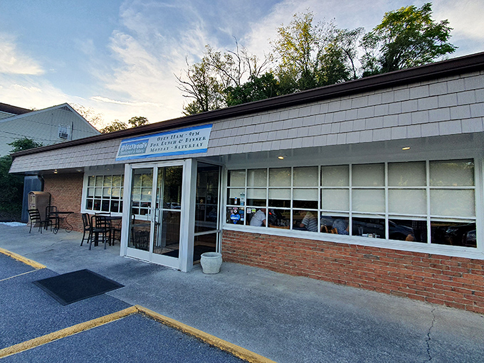 The unassuming exterior of Hollywood's Restaurant & Bakery in Roanoke &ndash; proof that culinary treasures often hide in plain sight. 