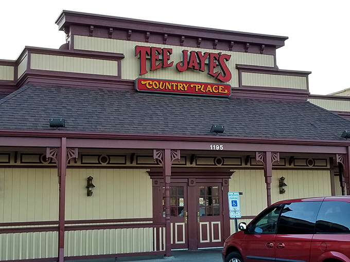 The unassuming exterior of Tee Jaye's Country Place stands like a beacon of comfort food promise in Newark, Ohio.