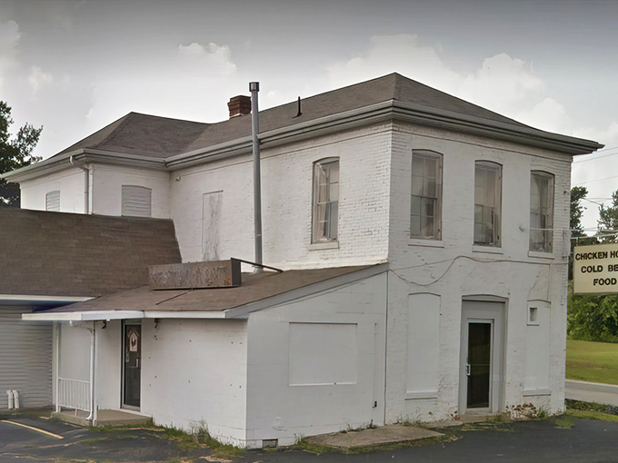 The unassuming white building doesn't scream "culinary destination," but locals know better. Some treasures don't need neon signs.