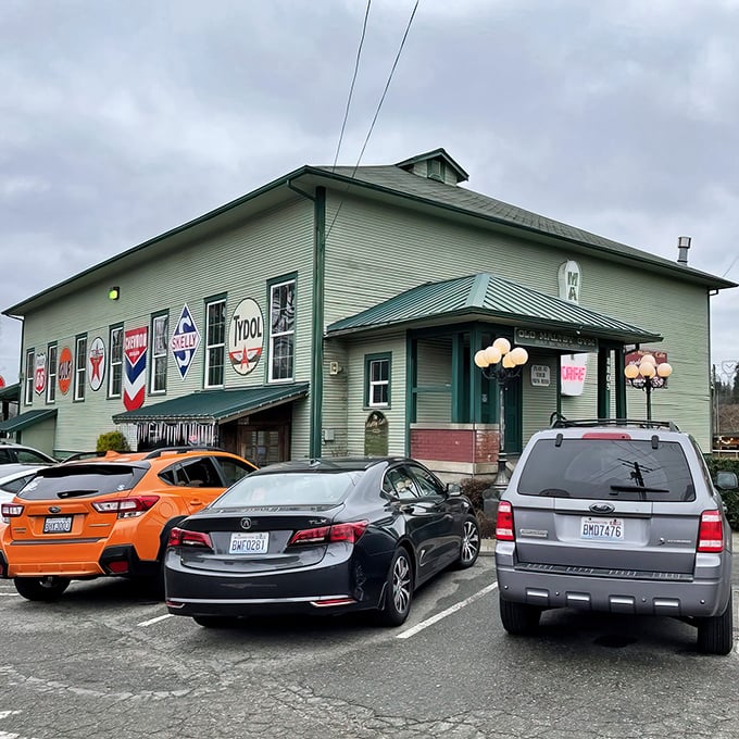 The vintage gas station signs adorning this unassuming schoolhouse basement are like breadcrumbs leading hungry travelers to breakfast nirvana.