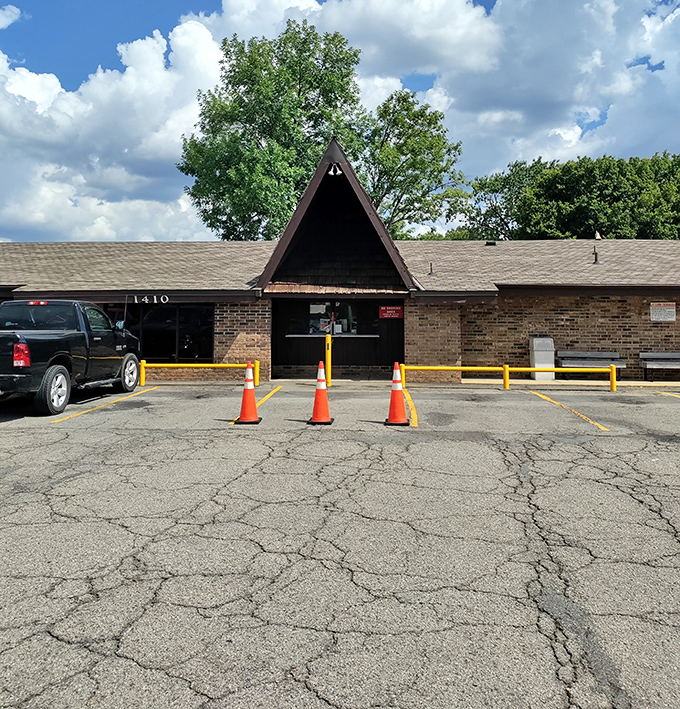The unassuming exterior of Feltner's Whatta-Burger proves once again that culinary treasures often hide in plain sight, no neon required.