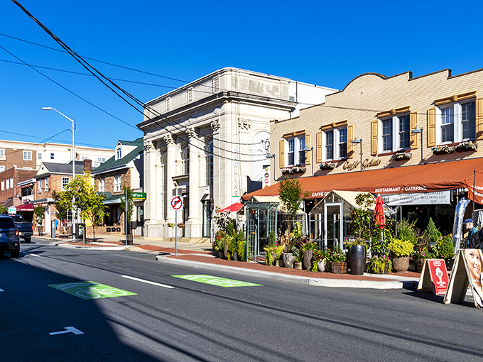 Brick facades that have witnessed centuries of history line Delaware Street, where colonial charm meets modern-day small-town perfection.