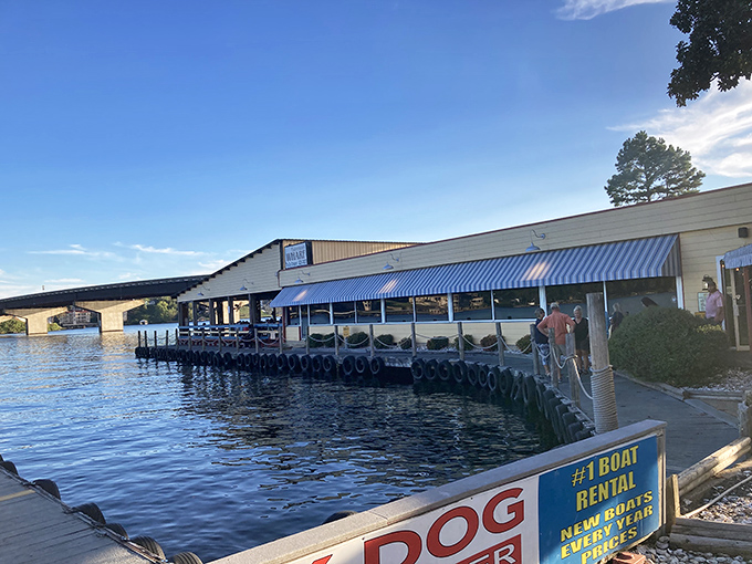 Where boats and appetites dock with equal enthusiasm. The yellow-sided Fisherman's Wharf sits proudly on Lake Hamilton, welcoming seafood lovers by land and water.