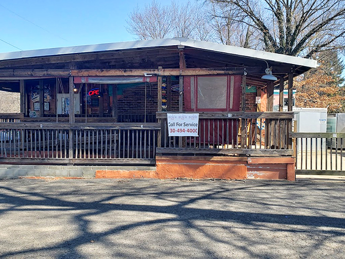 The unassuming exterior of Eadie's Fish House proves once again that the best seafood joints often hide in plain sight, like culinary speakeasies of the Midwest.