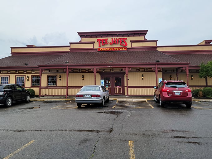 The unassuming exterior of Tee Jaye's Country Place stands like a beacon of comfort food promise in Newark, Ohio.