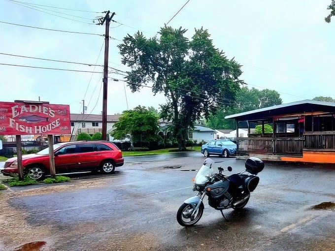 The unassuming exterior of Eadie's Fish House proves yet again that culinary treasures often hide in the humblest packaging.
