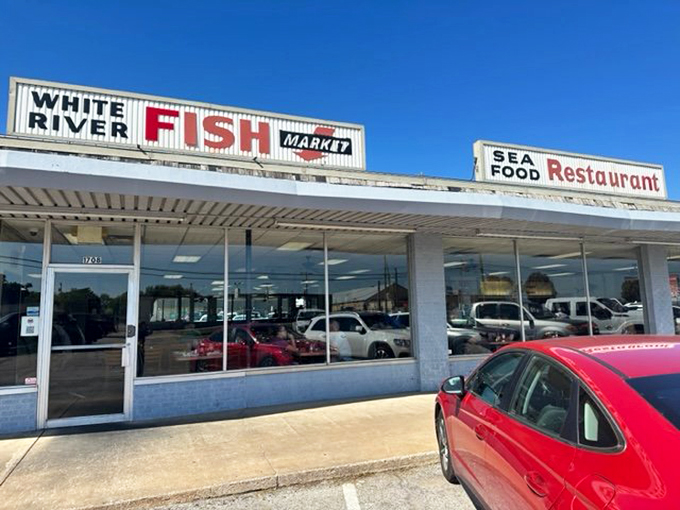 The unassuming exterior of White River Fish Market stands like a beacon of hope for seafood lovers stranded in landlocked Oklahoma.