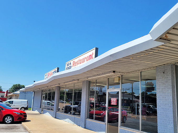 The unassuming exterior of White River Fish Market stands like a beacon of hope for seafood lovers stranded in landlocked Oklahoma.