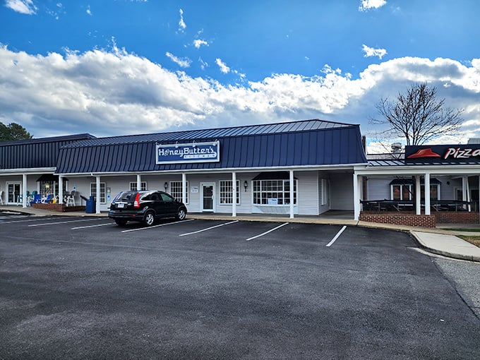 The blue-roofed treasure hunt begins! Honey Butter's Kitchen's modest exterior hides culinary greatness, like finding a Michelin star in your neighbor's garage.